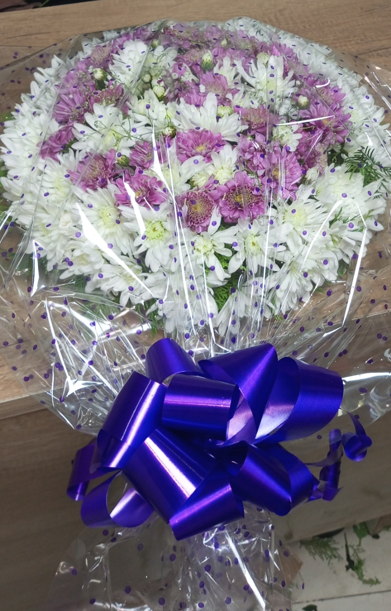 Chrysanthemum wreath for funeral - Flowerexpression