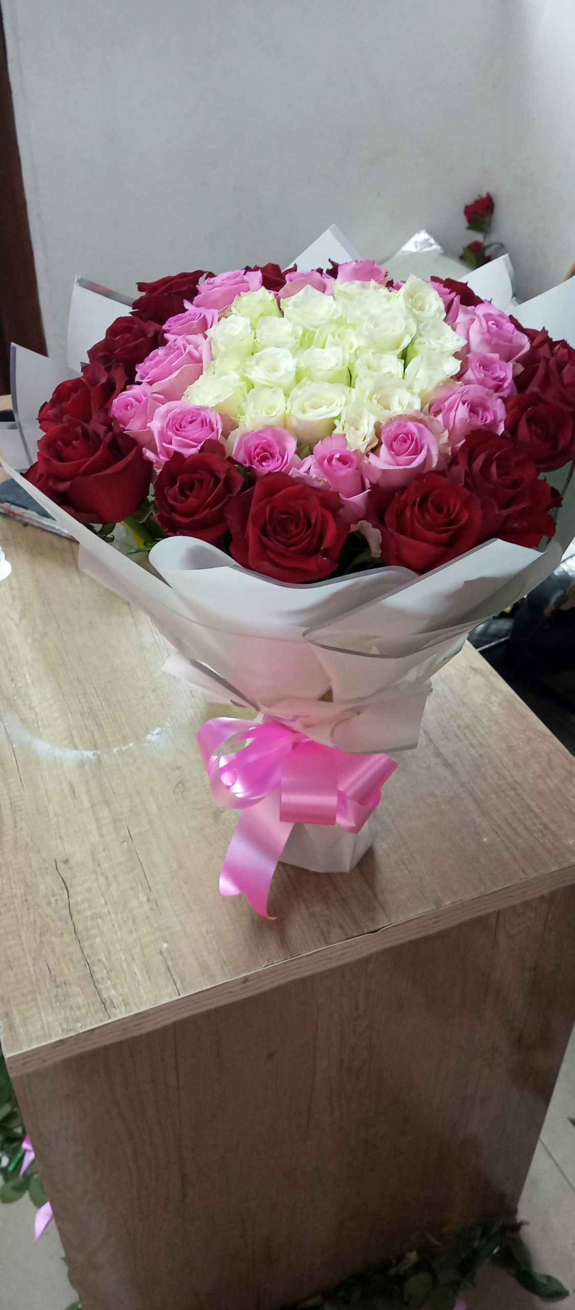 Red, pink and white roses bouquet – Flowerexpression