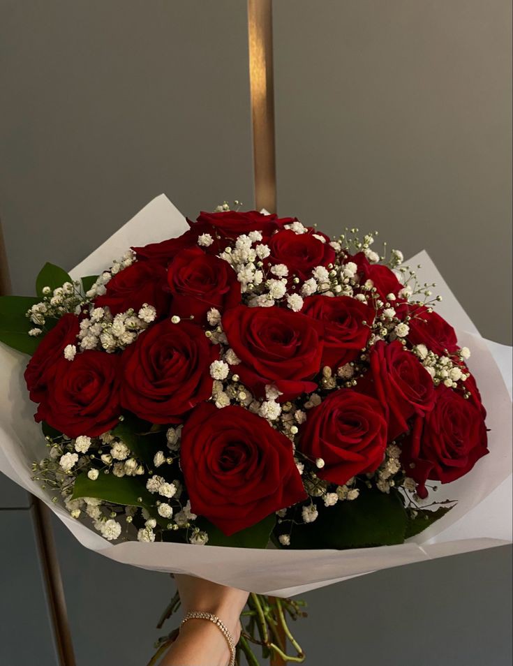 Red roses and gypsophila – Flowerexpression