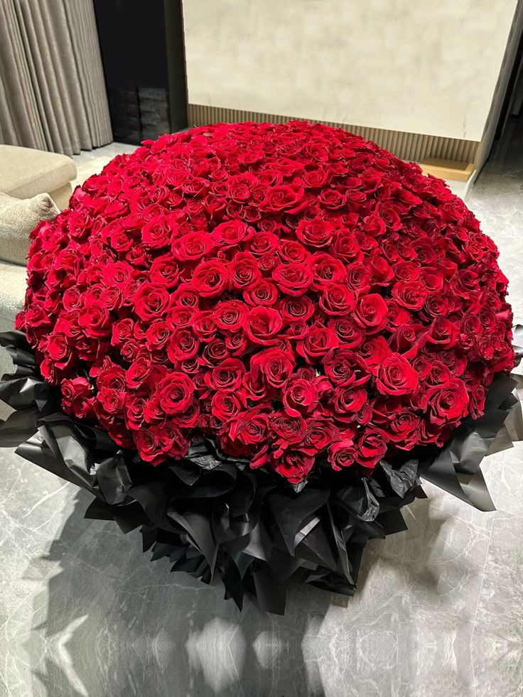 Red roses and gypsophila – Flowerexpression